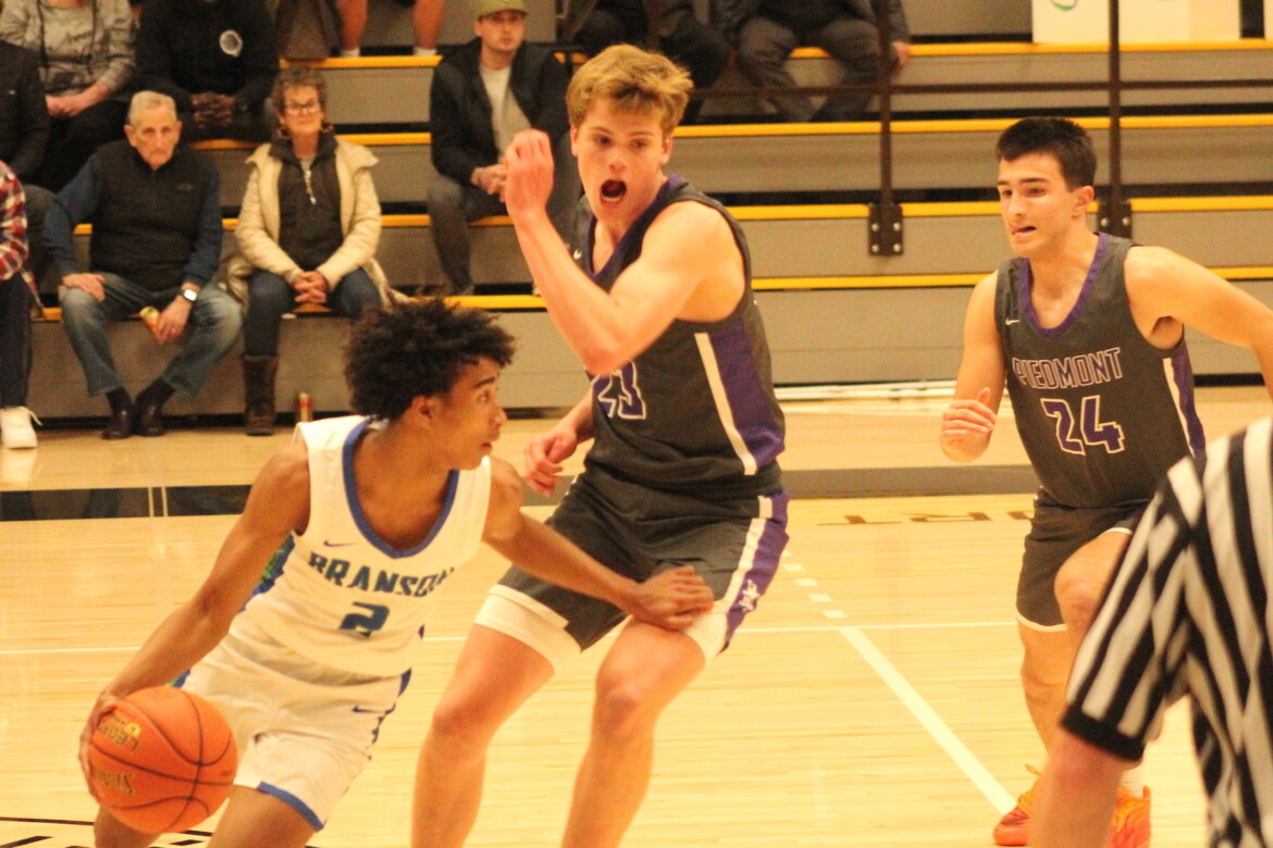 Piedmont boys basketball falls to Branson | Piedmont Exedra