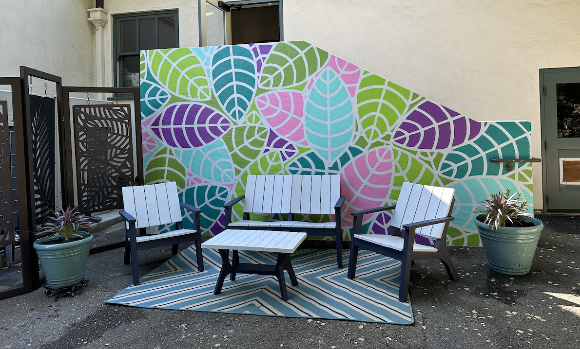 Beach Elementary teachers’ lounge gets mural and makeover, thanks to ...